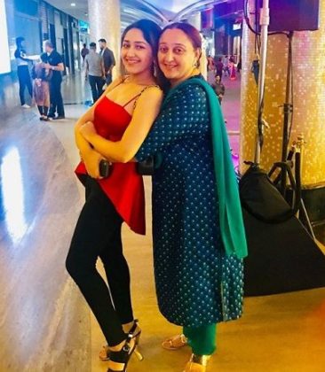 Sayesha Saigal Age, Height, Husband, Biography, Family, Affair & More