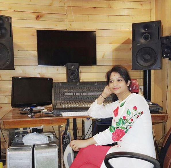 Renu Sharma (Singer) Wiki, Age, Husband, Net worth, Family, Biography ...