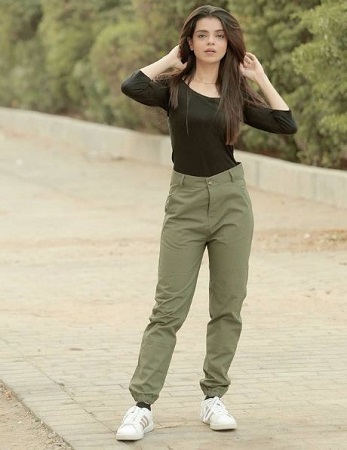 Srha Asghar Wiki, Age, Husband, Height, Net worth, Family, Biography & More