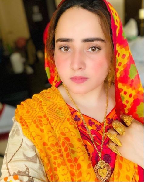 Who is Nadia Gul? Wiki, Biography, Age, Husband, Songs, Parents & More