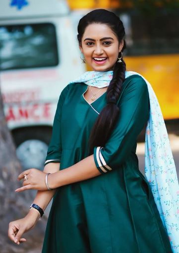 Likitha Murthy Wiki, Age, Husband, Height, Parents, Sister, Biography ...