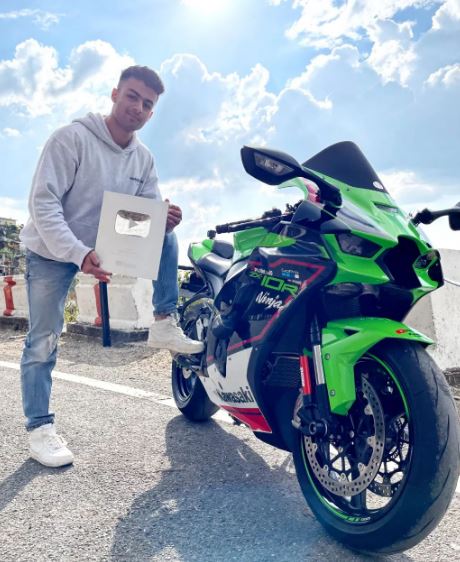 Agastya Chauhan Wiki (Pro Rider 1000) Age, Girlfriend, Family, Death ...